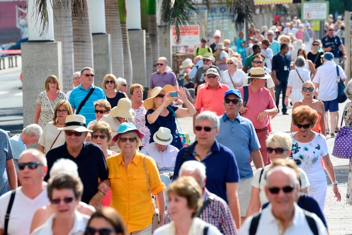 Canarias cierra 2025 con 15,7 millones de turistas extranjeros y un ...
